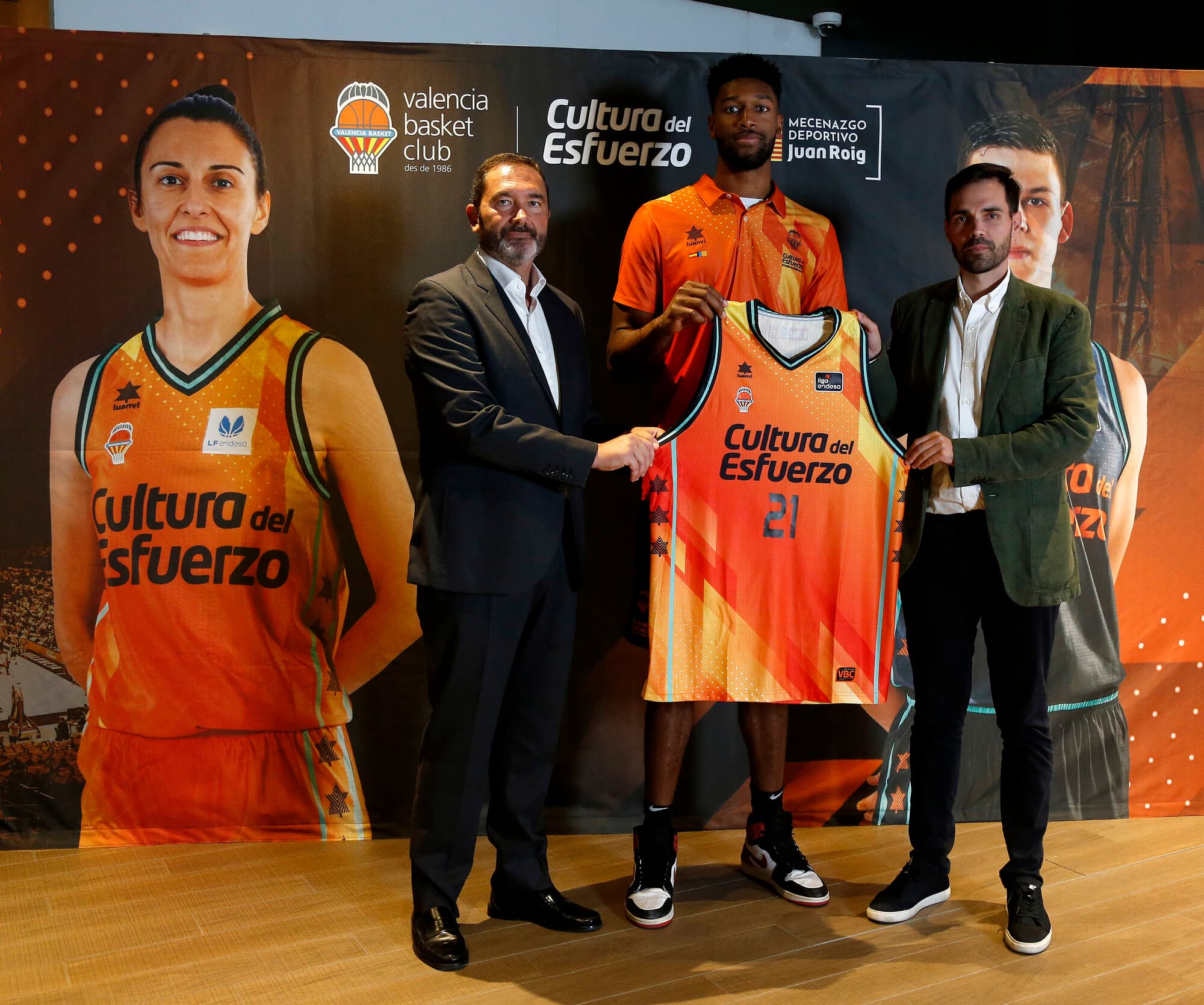 Kyle Alexander, presentado como nuevo jugador taronja | acb.com